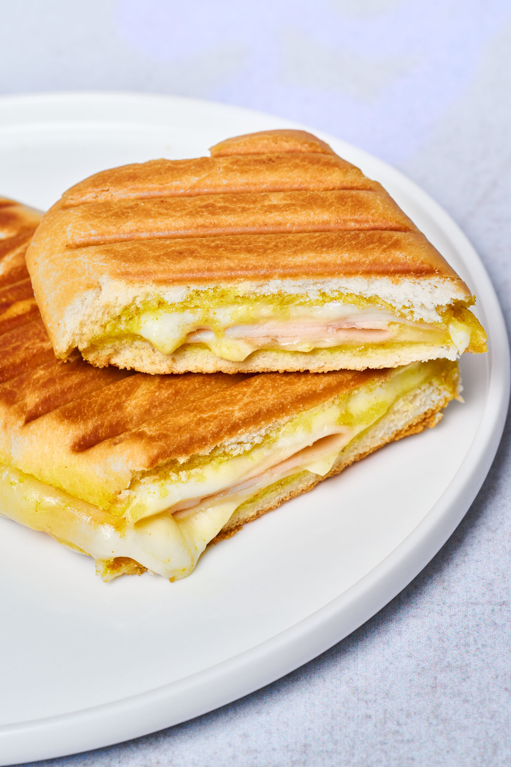 Panini au Cantal AOP Jeune et dinde fumée, crème au curry - Recette par ...
